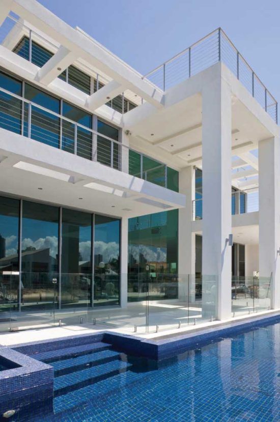 Muro de Vidro: O que é? Vantagens e Fotos Inspiradoras