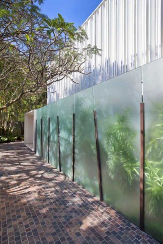 Muro de Vidro: O que é? Vantagens e Fotos Inspiradoras