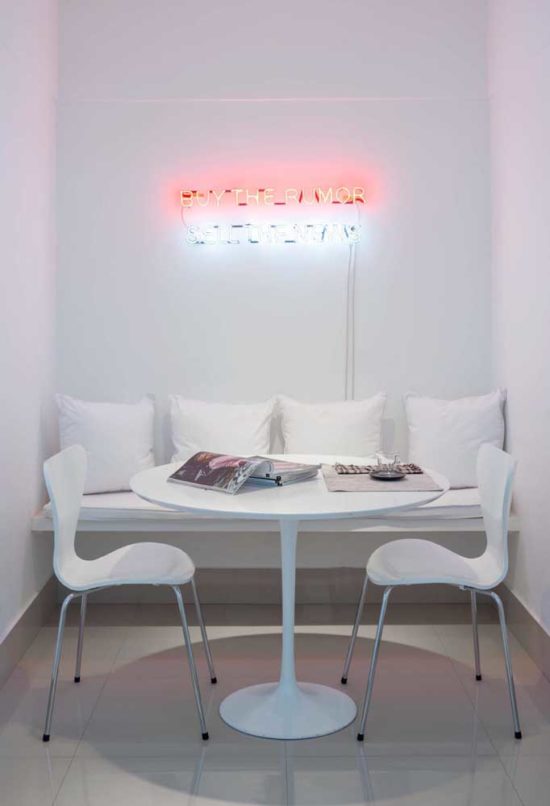 Decoração com Neon: 70 Fotos Inspiradoras e Modernas