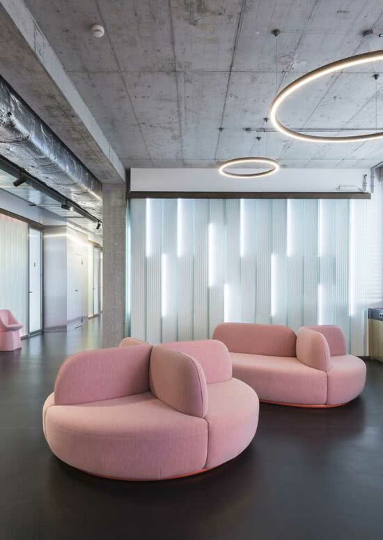 Sofá Rosa: Veja Modelos, Dicas, Como Decorar e Fotos Incríveis