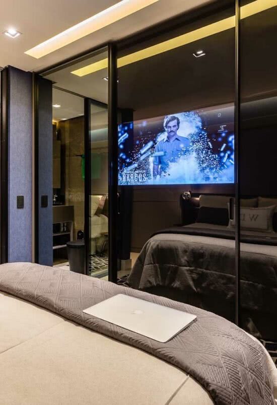 55 TVs Embutidas em Vidros, Espelhos e Portas Decoradas