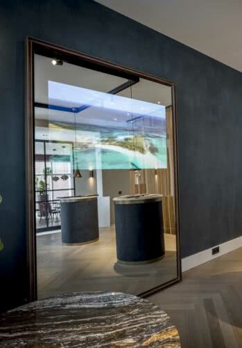 55 TVs Embutidas em Vidros, Espelhos e Portas Decoradas