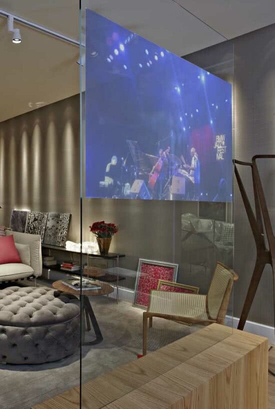55 TVs Embutidas em Vidros, Espelhos e Portas Decoradas
