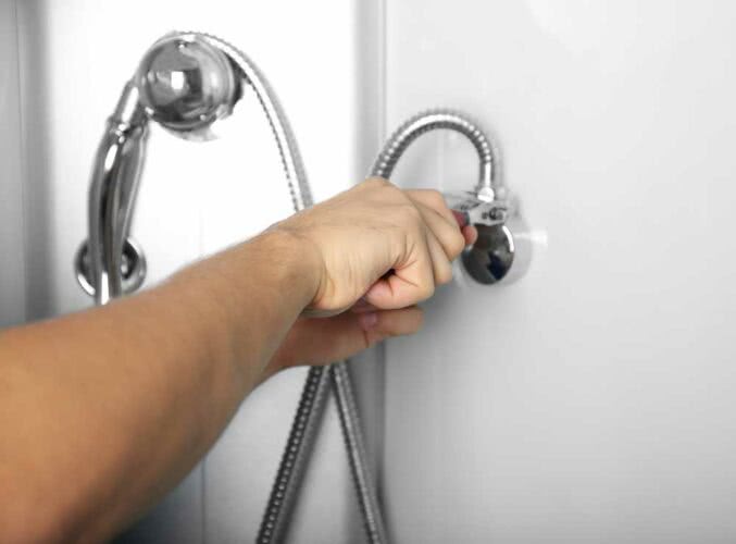 Chuveiro Pingando: Motivos, Como Consertar e Manutenção Chuveiro Pingando: Motivos, Como Consertar e Manutenção