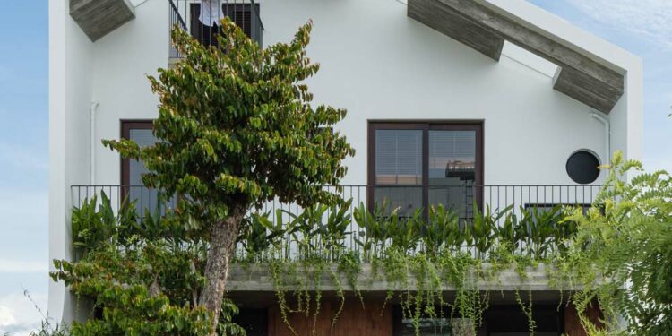 Fachadas de Casas Simples com Varanda: 50 Ideias com Fotos