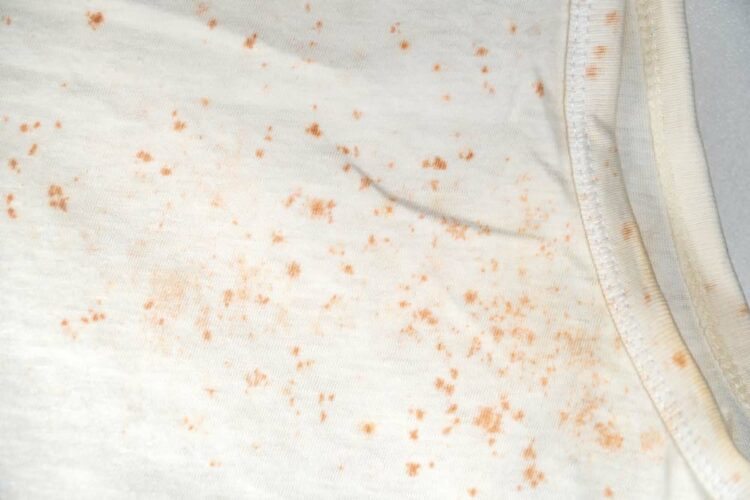 Como Tirar Mancha Amarela de Roupa: Confira 7 Dicas Infalíveis